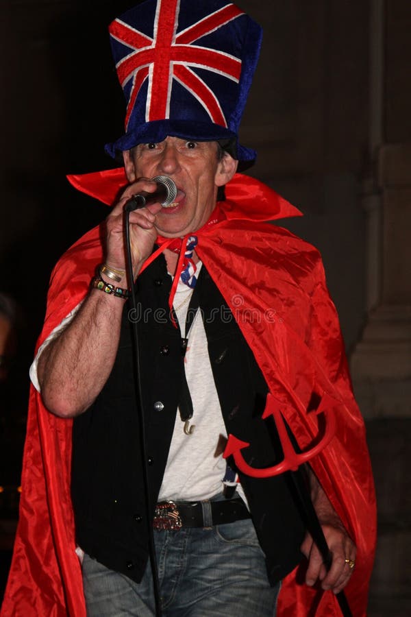 Englischer Sänger in Einem Rock-and-Roll-Band Redaktionelles Stockfoto ...