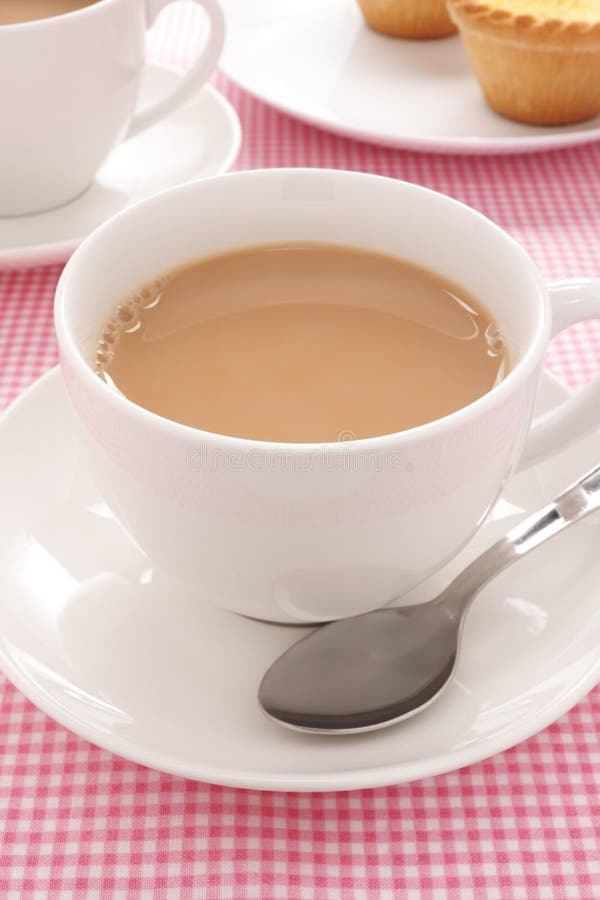 Englischer Tee mit Milch stockfoto. Bild von cuppa, porzellan - 35206514
