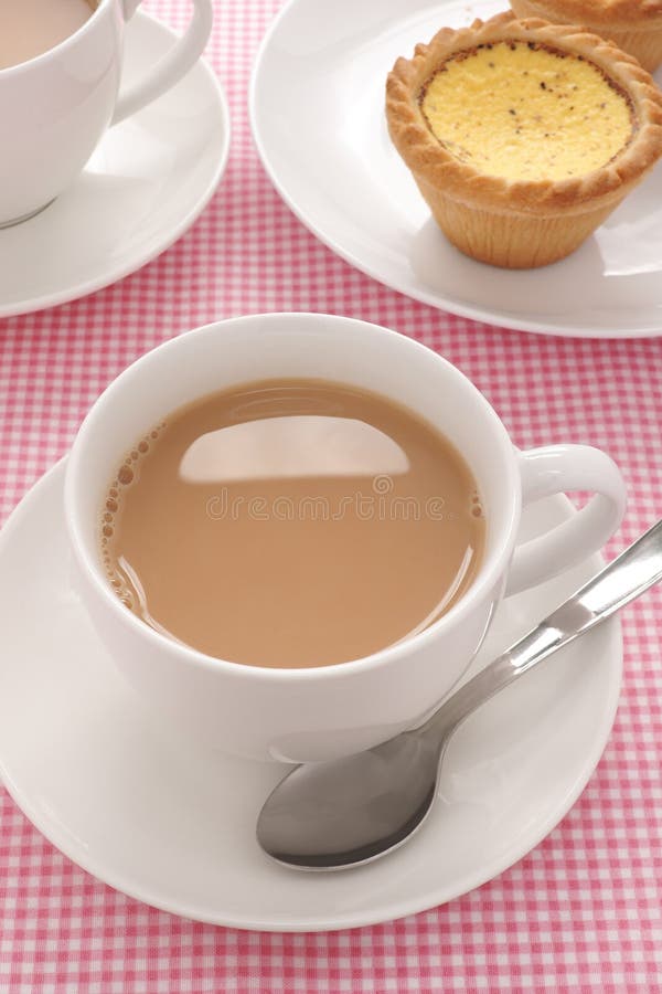 Englischer Tee mit Milch stockfoto. Bild von cuppa, traditionell - 35224312