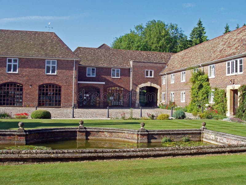 Englisches Landhaus stockfoto. Bild von rasen, grundbesitzer - 918620