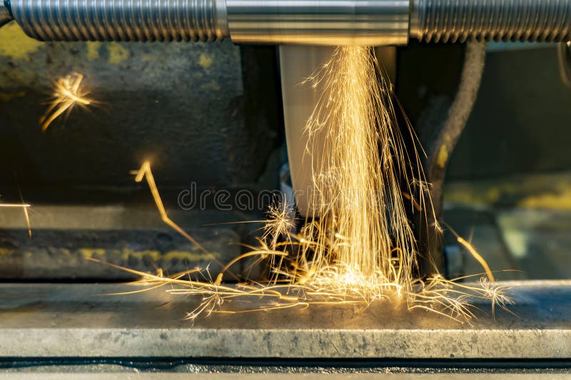 Engrase Un Eje Roscado En Una MÃ¡quina Circular Con Chispas Imagen de ...