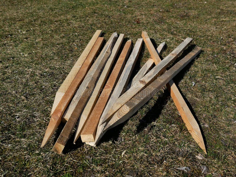 Pieux en bois image stock. Image du pieux, outils, jardin - 82616817