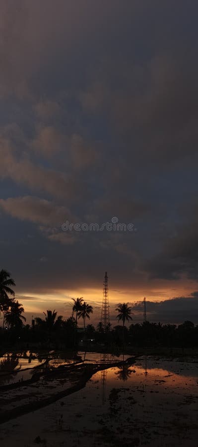 Enjoy the Beauty of the Sun As it Begins To Set Stock Image - Image of ...