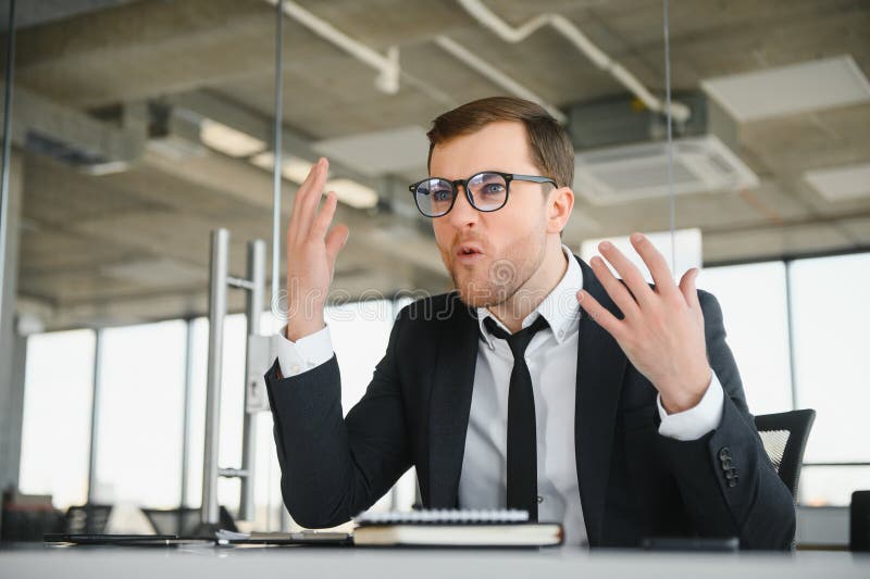Enojado Empresario Veterano Sentado En Su Escritorio Y Gritando Imagen ... Enojado Empresario Veterano Sentado En Su Escritorio Y Gritando Imagen ...