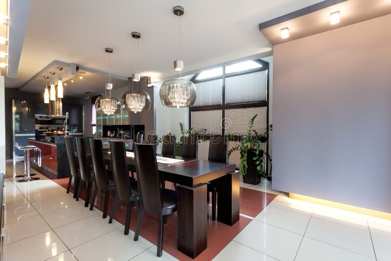 Enorm Tabell I En Modern Matsal Arkivfoto - Bild av inomhus, möblemang ...