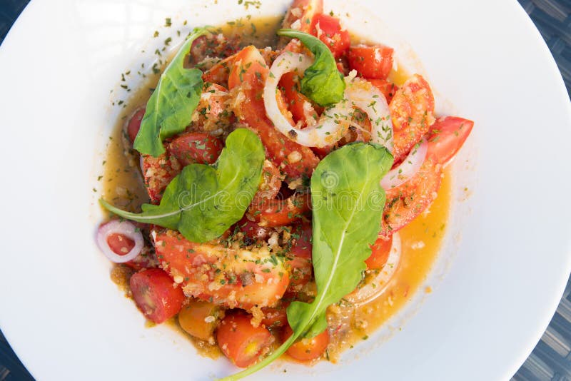 Ensalada Adobada Del Tomate Con Veggie Verde De La Hoja Foto de archivo ...