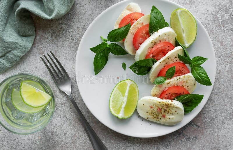 Ensalada Caprina Con Tomates Mozzarella Y Albahaca Foto de archivo ...
