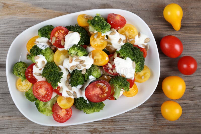 Ensalada colorida imagen de archivo. Imagen de pimientas - 7137123