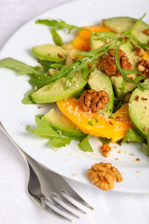 Ensalada Con El Mango, El Aguacate Y Las Nueces Imagen de archivo ...