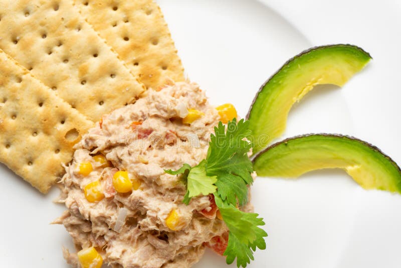 Ensalada De Atún Con Galletas Foto de archivo - Imagen de plato, comida ...