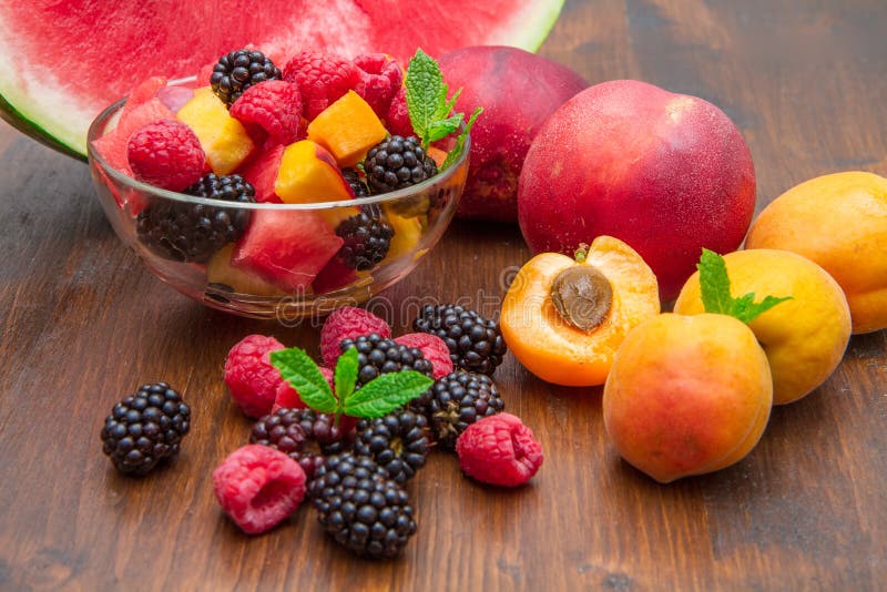 Ensalada De Fruta Mezclada Con La Fruta Fresca Imagen de archivo ...