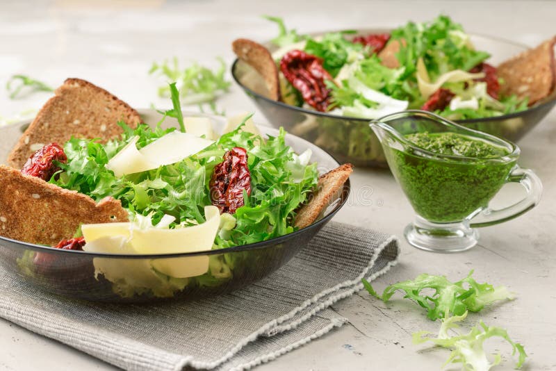 Ensalada De La Lechuga De Frisee Con Los Tomates Secados Al Sol Imagen ...