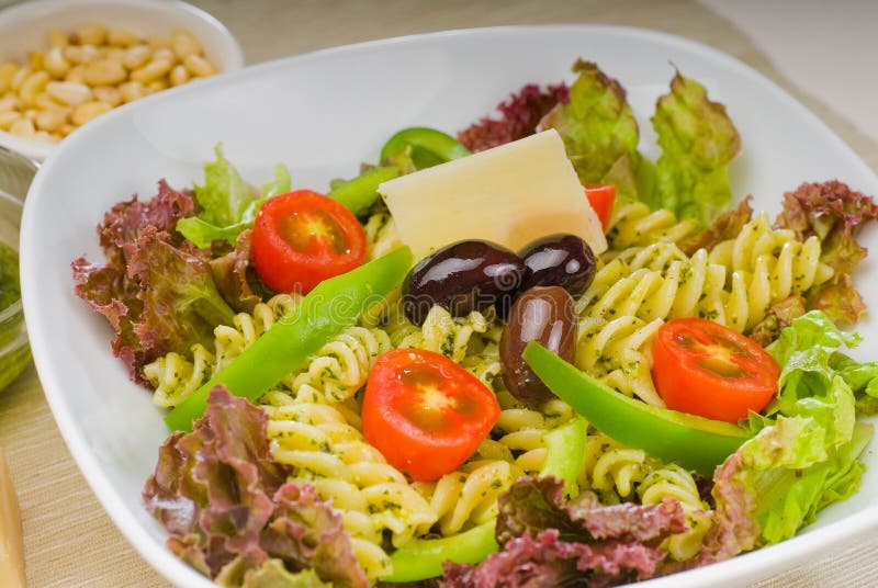 Ensalada De Pastas Italiana Del Fusilli Imagen de archivo - Imagen de ...