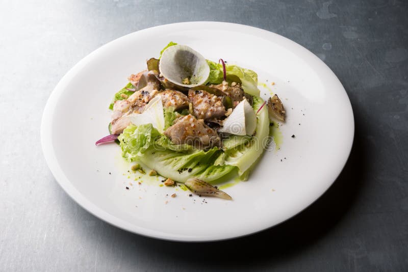 Ensalada De Pollo Con Lechuga, Foto de archivo - Imagen de tuercas ...