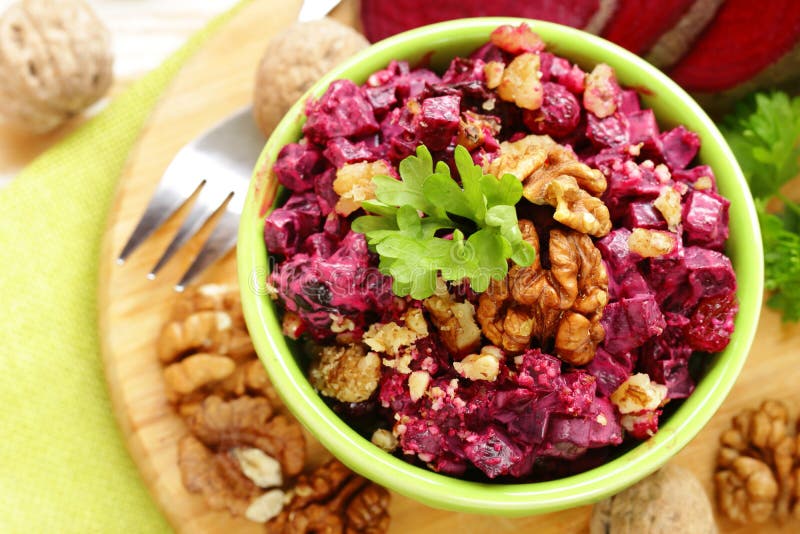 Ensalada De Remolacha Roja Con Nueces Foto de archivo - Imagen de ...