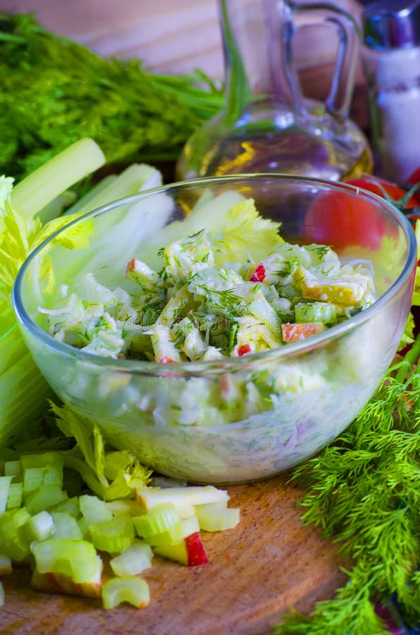 Ensalada Del Apio Y De La Manzana Imagen de archivo - Imagen de verde ...