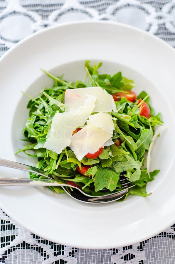 Ensalada del Arugula foto de archivo. Imagen de fresco - 31737286