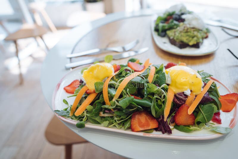 Ensalada Fresca Deliciosa En Una Placa Rectangular En La Tabla Foto de ...