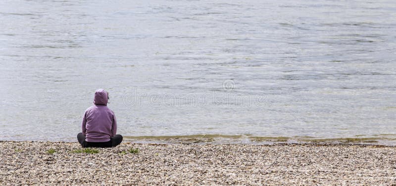 Ledsen Och Ensam Person Som Ser Besviken Och Hjälplös Arkivfoto - Bild ...