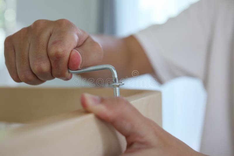 Ensamblar Muebles De Madera En Casa Usando Tornillo Allen Imagen de ...
