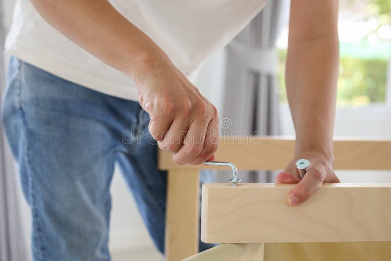 Ensamblar Muebles De Madera En Casa Usando Tornillo Allen Foto de ...