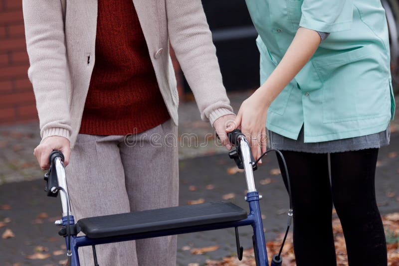 Utilisant un marcheur image stock. Image du marcheur - 38171079