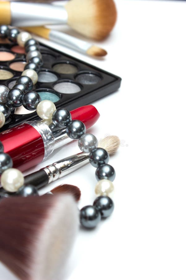 Ensemble D'outils De Maquillage Sur Le Fond Blanc Avec Le Copyspace ...