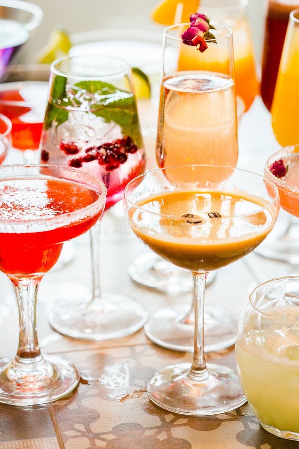 Ensemble De Cocktails Alcooliques Classiques Sur La Barre, Vue ...