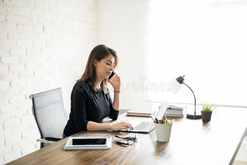 Entgegennehmen Von Anrufen in Einem Hotelzimmer Stockbild - Bild von ...