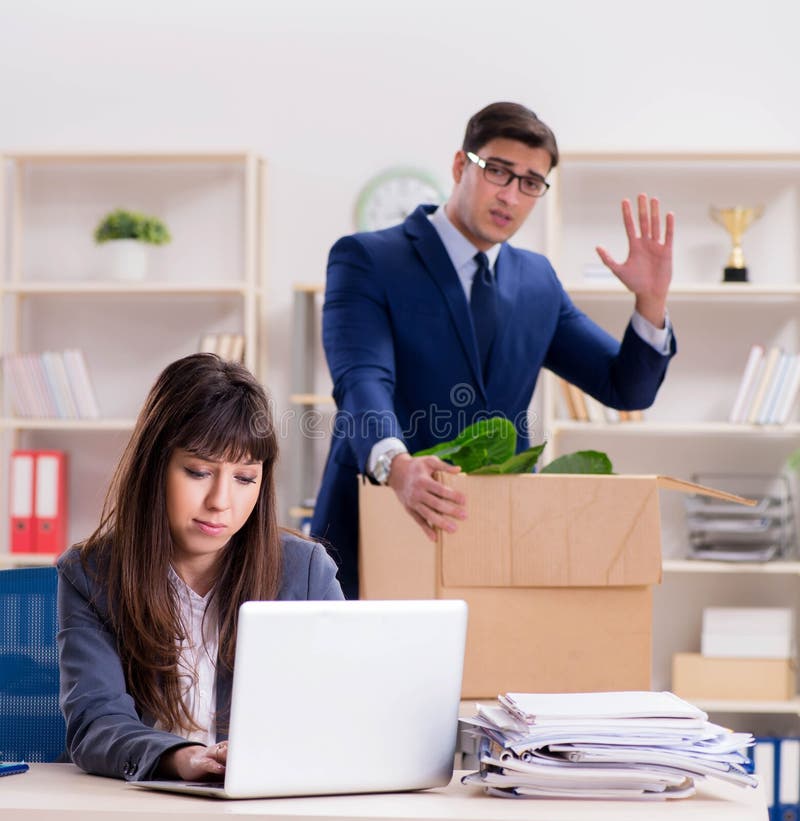 Von Seiner Arbeit Entlassen Stockbild - Bild von verpackung ...