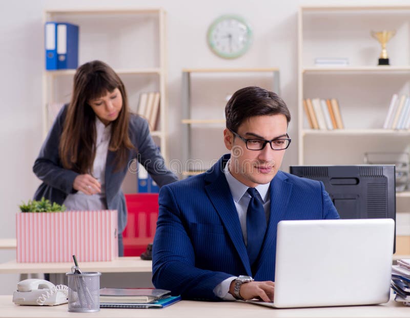 Von Seiner Arbeit Entlassen Stockbild - Bild von verpackung ...