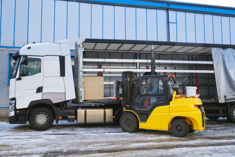 Entleerung Von Waren Von Einem LKW Mit Einem Gabelstapler Transport ...