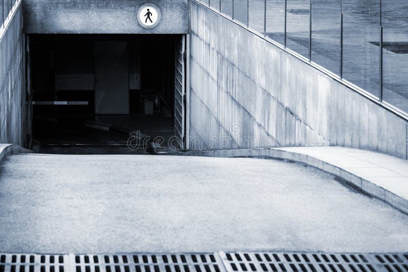 Entrée Au Parking Souterrain Image stock - Image du étage, foncé: 116385651