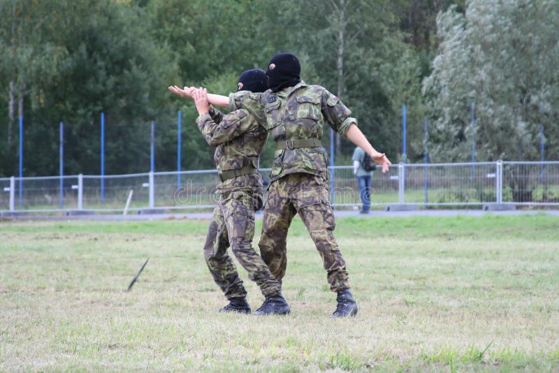 Entraînement militaire image stock. Image du soldat, couteau - 3257183