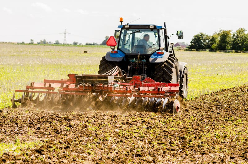 Tracteur Labourant Des Champs Image stock - Image du nourriture ...