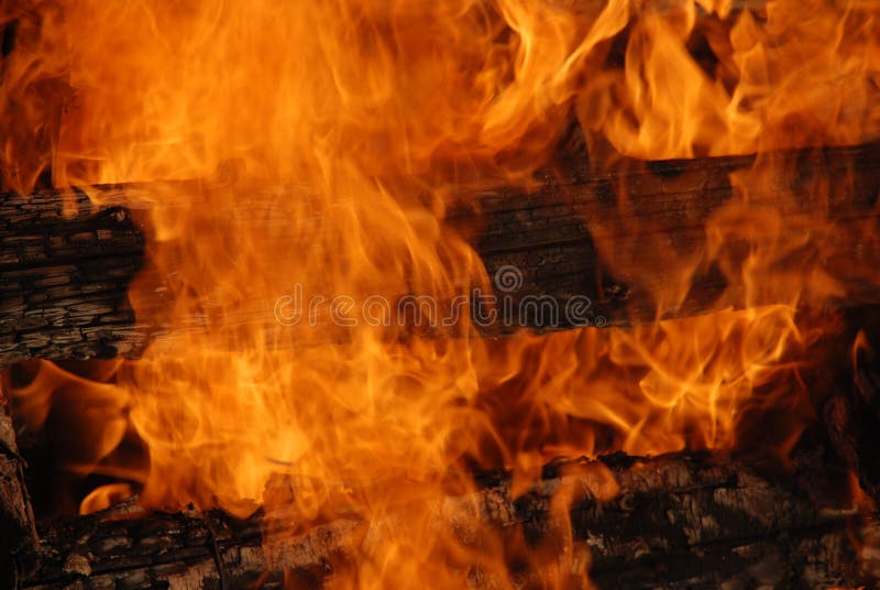 Entra Il Fuoco Grande Incandescenza Tradizionale Enorme Della Fiammata ...