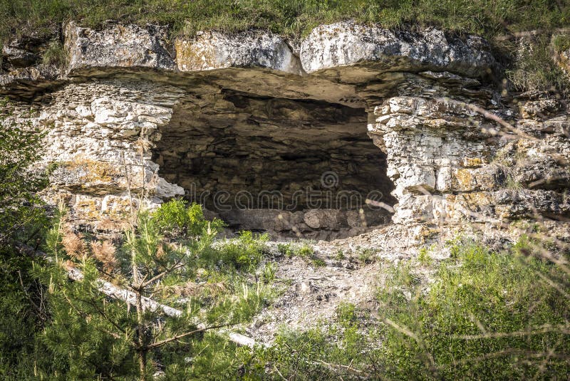 Entrada na caverna imagem de stock. Imagem de gateway - 170379539