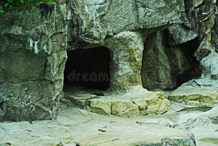 Entrada à Caverna Nas Rochas Foto de Stock - Imagem de abrigo, exterior ...