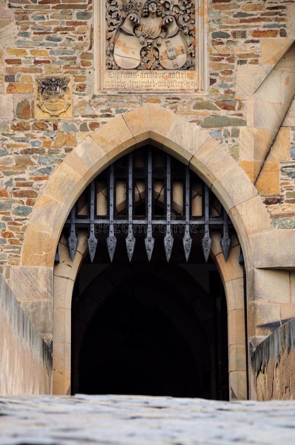 Entrada al castillo foto de archivo. Imagen de antigüedad - 38357078