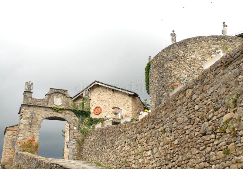 Entrada al castillo imagen de archivo. Imagen de jinetes - 49931401