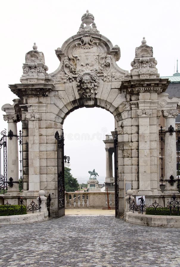 Entrada Al Castillo De Budapest Foto de archivo - Imagen de palacio ...
