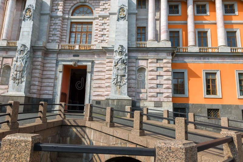 Entrada Al Castillo De Mikhailovsky Fotografía editorial - Imagen de ...