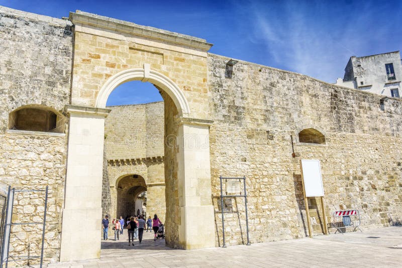 Entrada Al Castillo Medieval En Otranto, Italia Foto editorial - Imagen ...