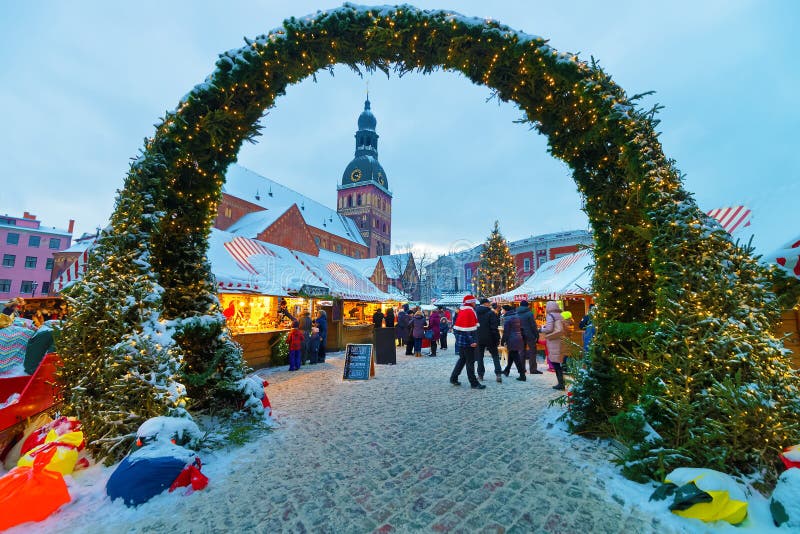 Entrada Al Mercado Tradicional De La Navidad En Riga Imagen de archivo ...