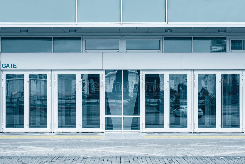 Entrada Al Moderno Edificio De Negocios Foto de archivo - Imagen de ...