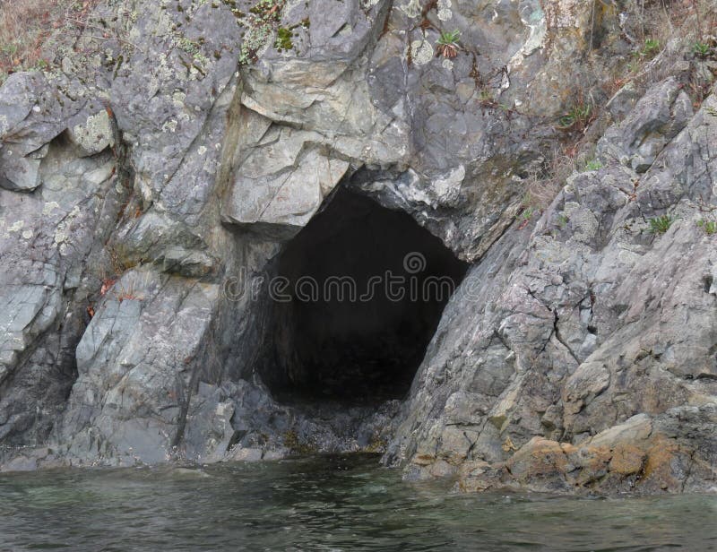 Entrada Da Caverna Em Uma Cara Da Rocha Foto de Stock - Imagem de ...
