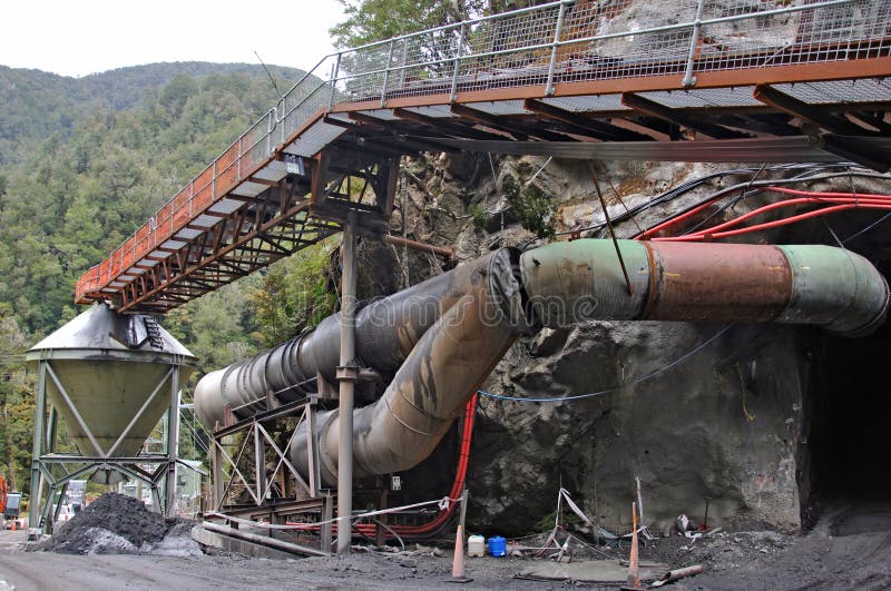Entrada Da Mina Do Rio De Pike Foto Editorial - Imagem de subterrâneo ...