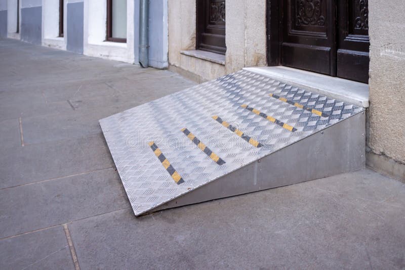 Entrada De Edificio Con Rampa Imagen de archivo - Imagen de acceso ...