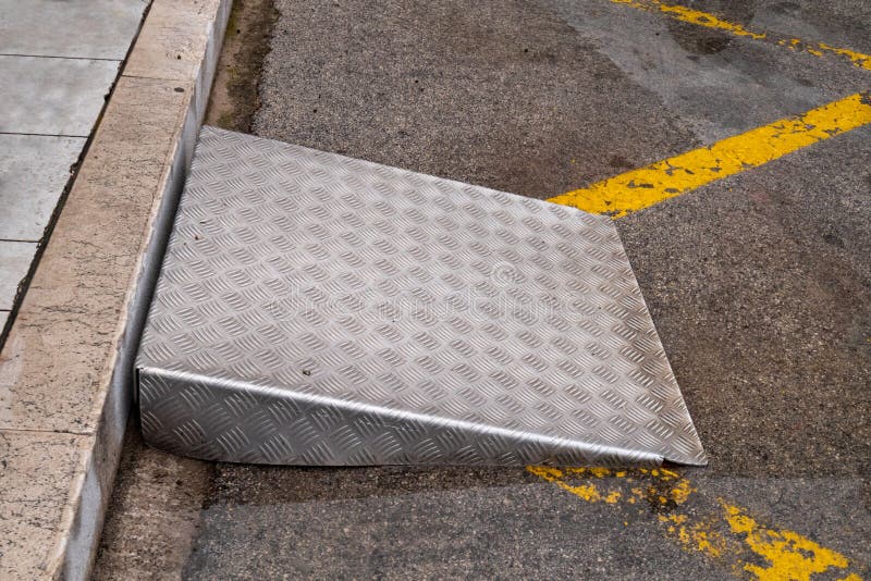 Entrada De Edificio Con Rampa Foto de archivo - Imagen de perjudicado ...