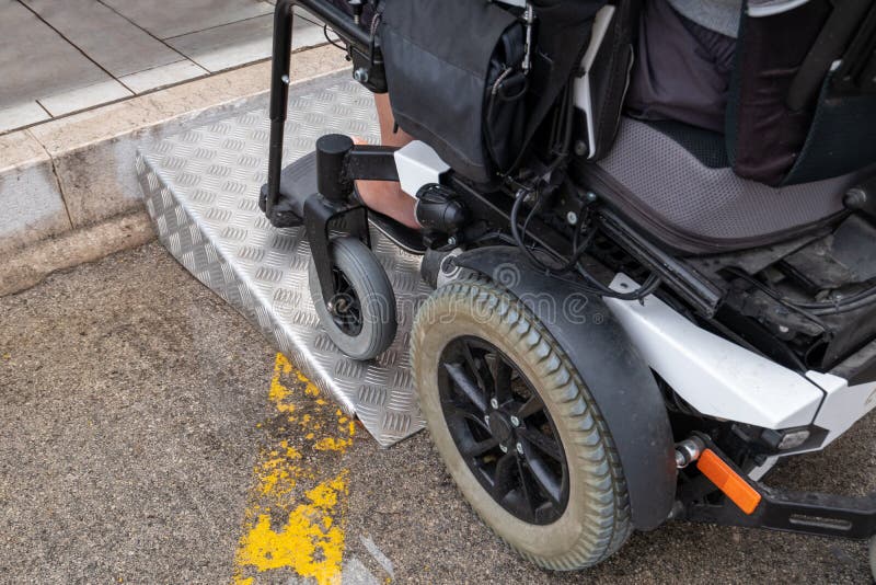 Entrada De Edificio Con Rampa Foto de archivo - Imagen de invalide ...